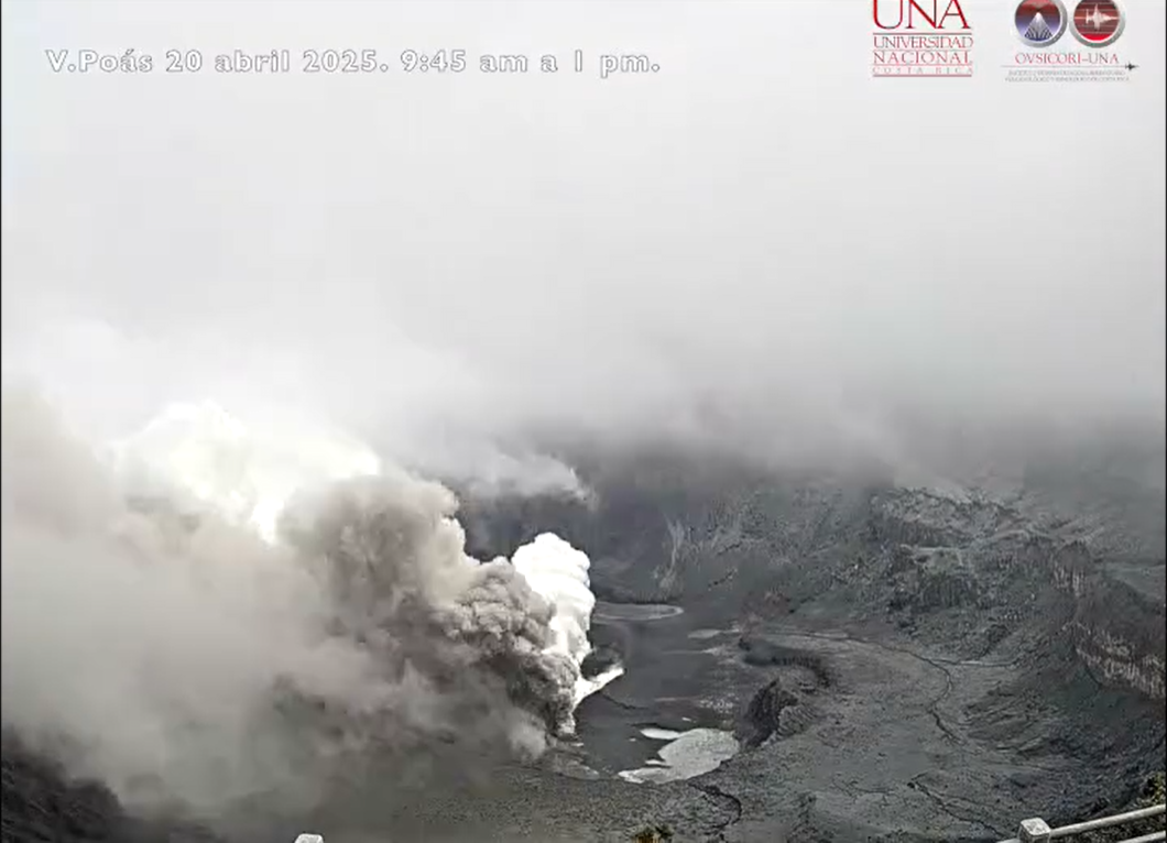 Éruption impressionnante du volcan Poás : une colonne de cendres ...